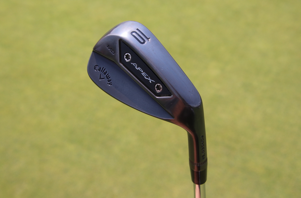 In-hand photos of Chris Kirk's custom "Gun Blue" Callaway Apex MB irons ...